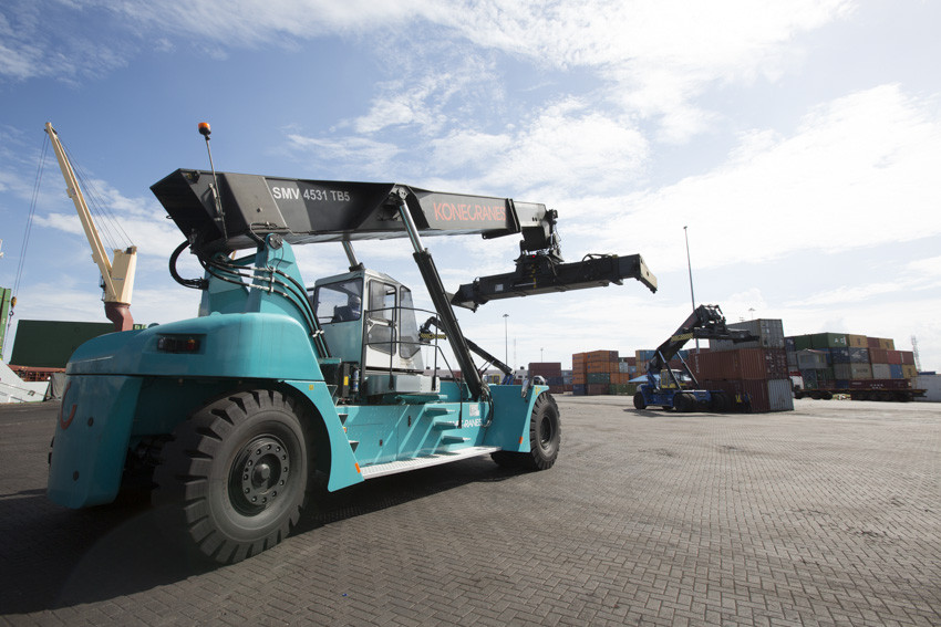 Reach Stacker Trucks | Paterson Simons